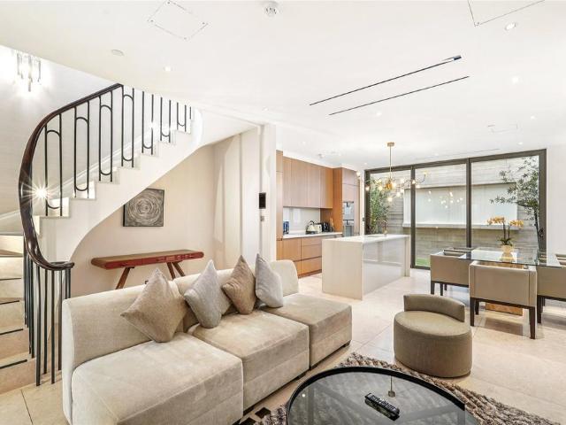 3 bedroom mews to rent