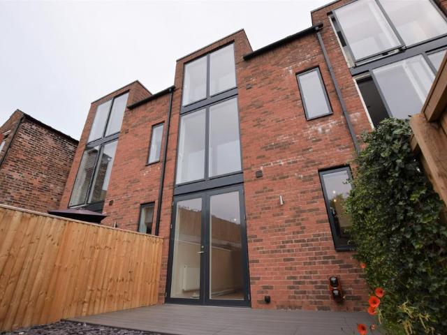 3 bedroom mews to rent