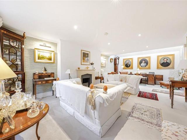 3 bedroom mews to rent