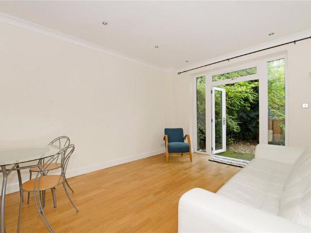 3 bedroom mews to rent