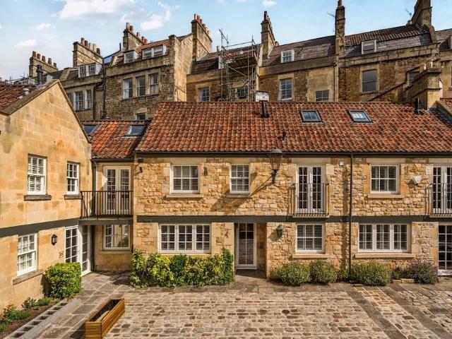 3 bedroom mews to rent
