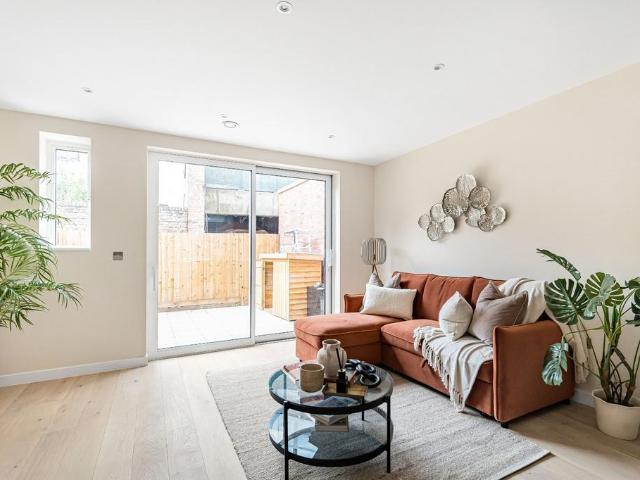 3 bedroom mews for sale
