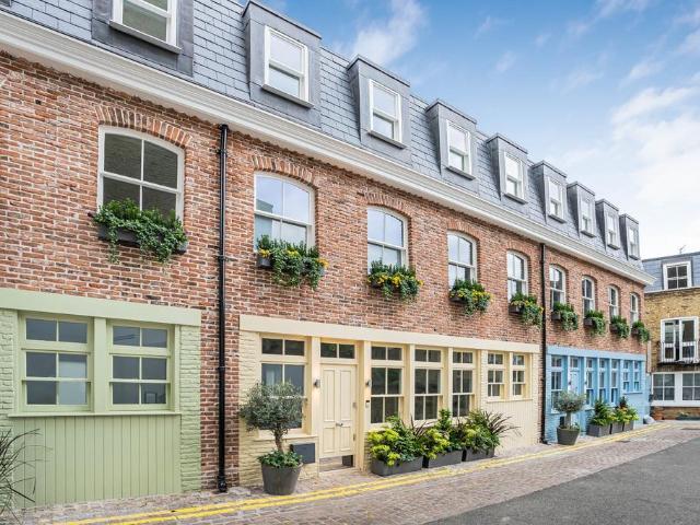 3 bedroom mews for sale