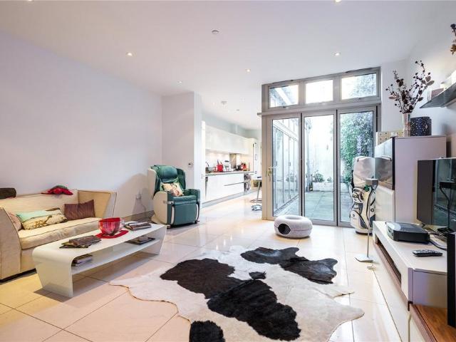 3 bedroom mews for sale