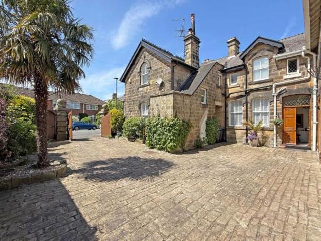 3 bedroom mews property for sale in Princes Villa Road, Harrogate, HG1