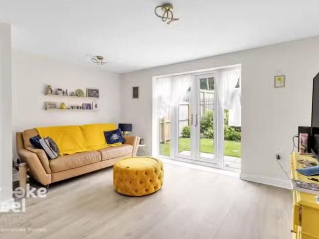 3 bedroom mews property for rent in Weaver Avenue, Crawshawboo.