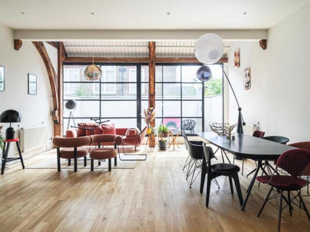3 bedroom mews property for rent in All Saints Close, Nine Elms, SW8