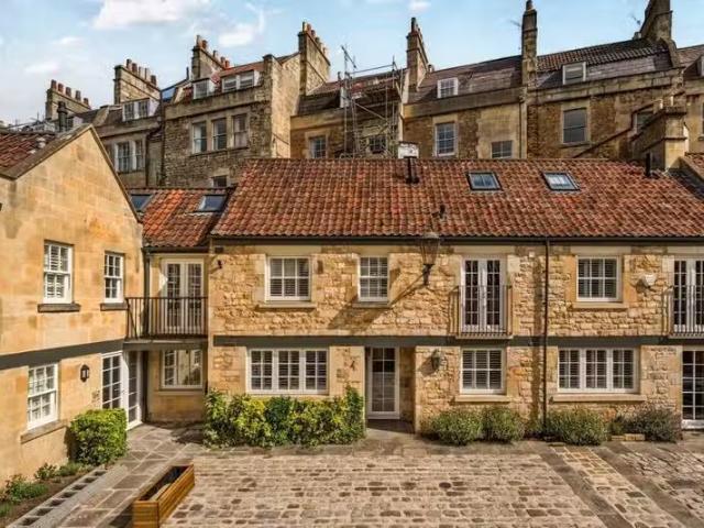 3 bedroom mews property for rent in Circus Mews Bath BA1