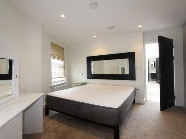 3 bedroom mews property for rent in Denbigh Mews, London, SW1V