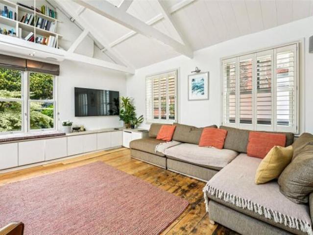 3 bedroom mews property for rent in Dove Mews, London, SW5