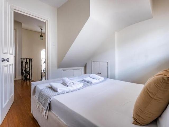 3 bedroom mews property for rent in Eccleston Square Mews London SW1V