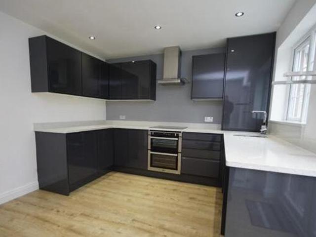3 Bedroom Mews Property For Rent In Hadfield