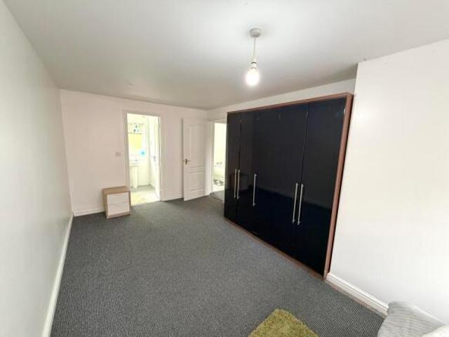 3 bedroom mews property for rent in Livingston Avenue, M22