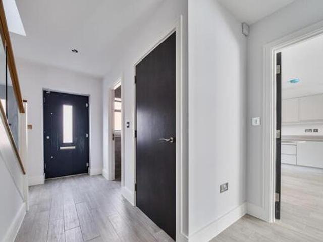 3 Bedroom Mews Property For Rent In London