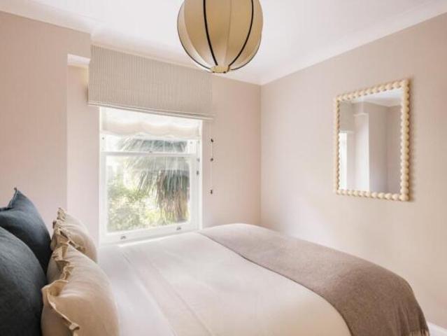 3 bedroom mews property for rent in Radley Mews, South Kensington, W8