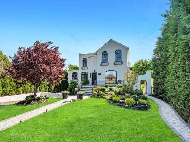 3 bedroom, Merrick NY 11566 104906111