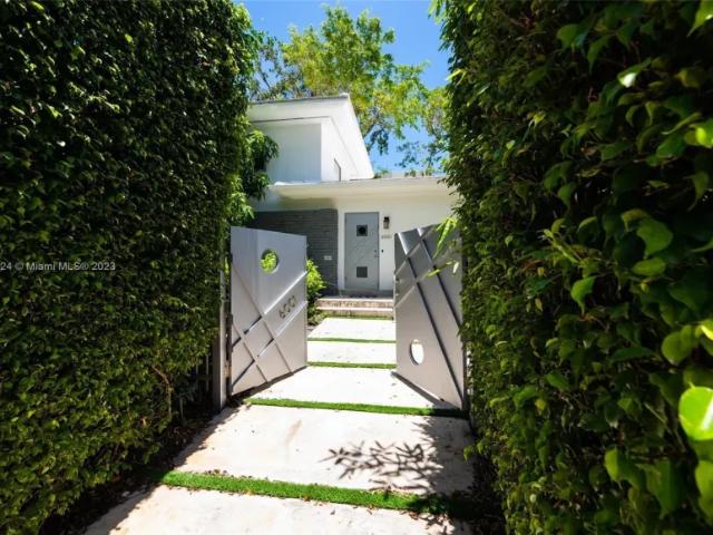 3 bedroom, Miami Beach FL FL 33140 102795056