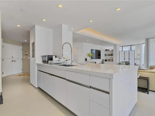 3 bedroom, Miami FL FL 33131 102659295