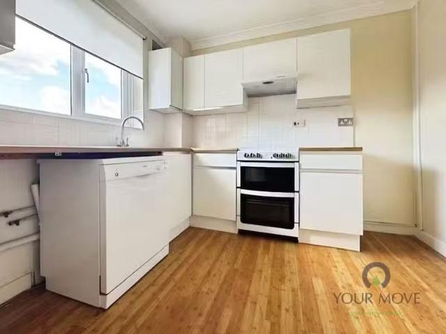 3 bedroom Mid Terrace Flat to rent, Hildenborough Crescent, Ma.
