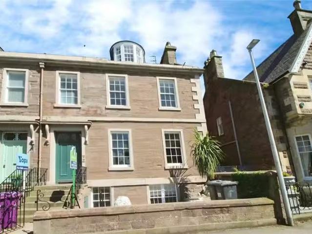 3 bedroom Mid Terrace Flat to rent, Union Place, Montrose, DD1.