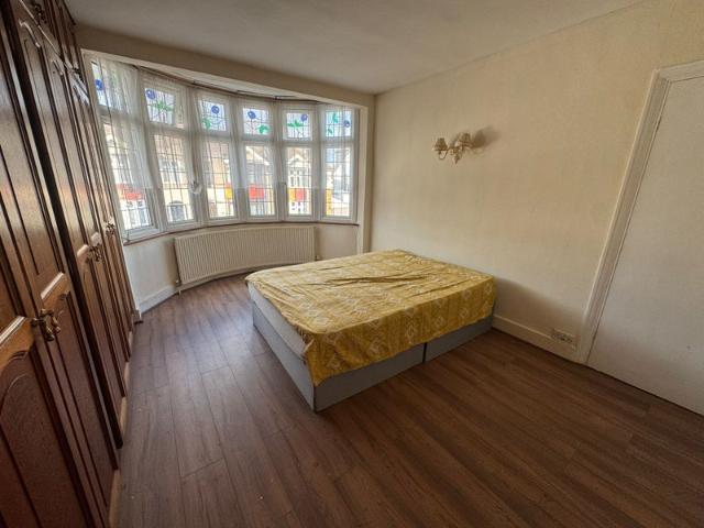 3 Bedroom Mid Terrace House in Upney IG11