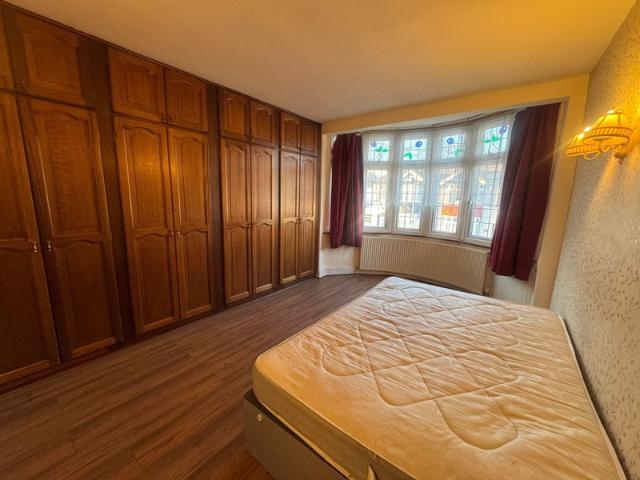 3 Bedroom Mid Terrace House in Upney IG11