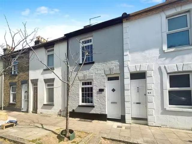 3 bedroom Mid Terrace House to rent, West Street, Gillingham.