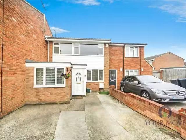 3 bedroom Mid Terrace House to rent, Bronte Crescent, Hemel He.