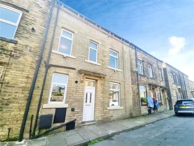 3 bedroom Mid Terrace House to rent, Buck Street, Denholme, BD.