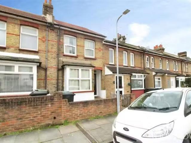 3 bedroom Mid Terrace House to rent, Churchill Road, Gravesend.