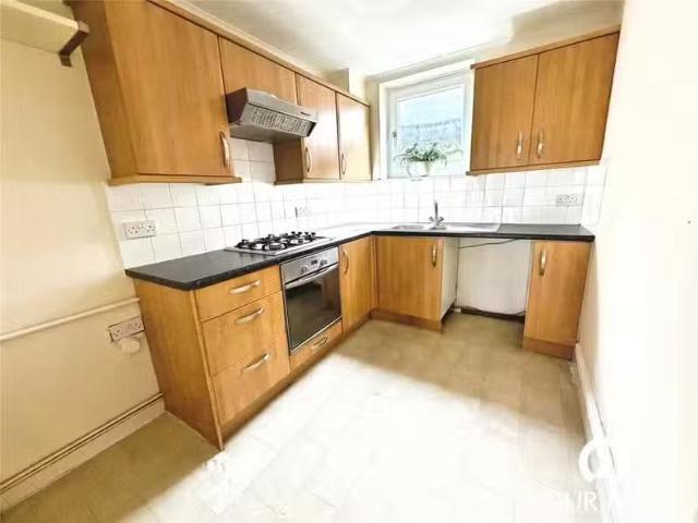 3 bedroom Mid Terrace House to rent, Coronation Road, Chatham.