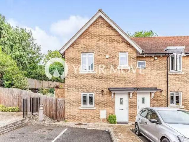 3 bedroom Mid Terrace House to rent, Egham Hill, Egham, TW20.