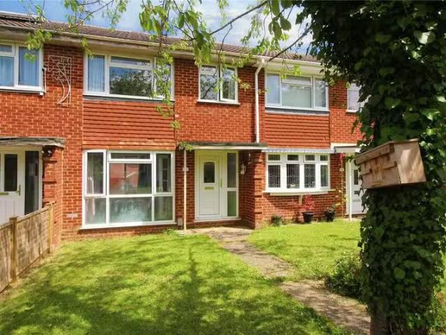 3 bedroom Mid Terrace House to rent, Elgar Close, Basingstoke.
