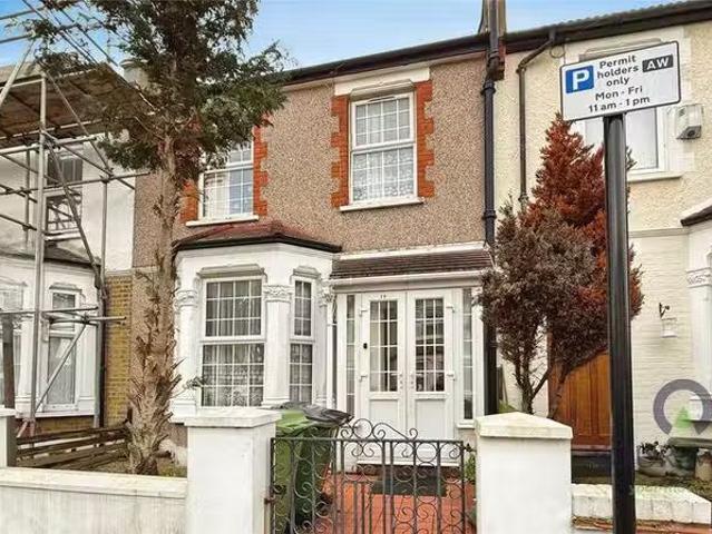 3 bedroom Mid Terrace House to rent, Federation Road, London.