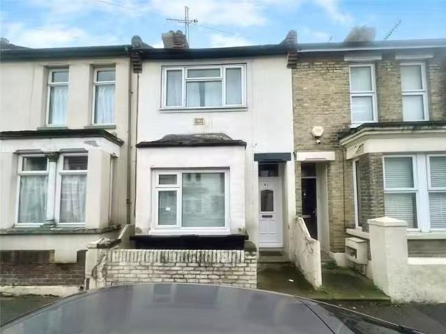 3 bedroom Mid Terrace House to rent, Gillingham, Kent, ME7 £1.