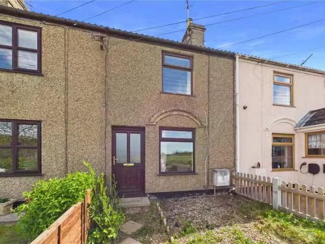 3 bedroom Mid Terrace House to rent, Hall Road, Carlton Colvil.