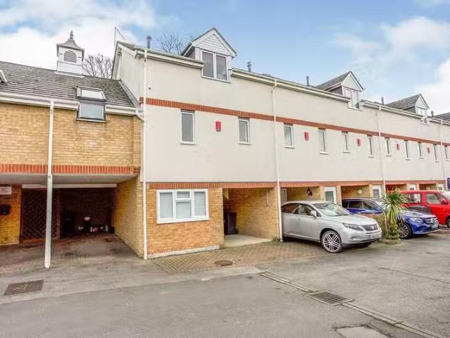 3 bedroom Mid Terrace House to rent, Limes Mews, Egham, TW20.