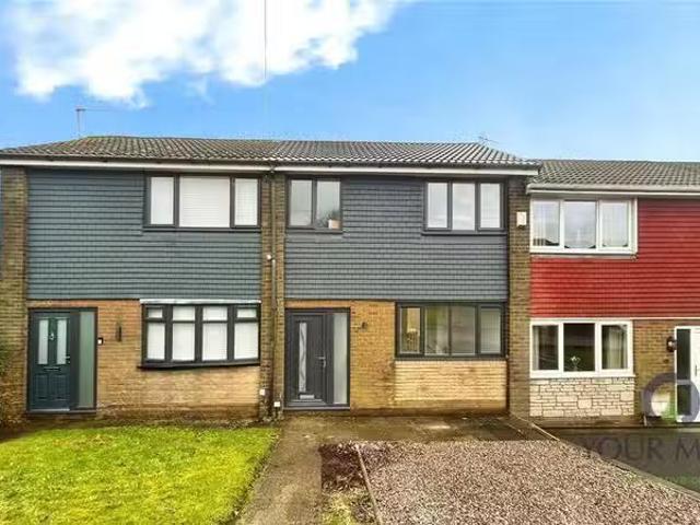 3 bedroom Mid Terrace House to rent, Link Road, Springhead, OL.