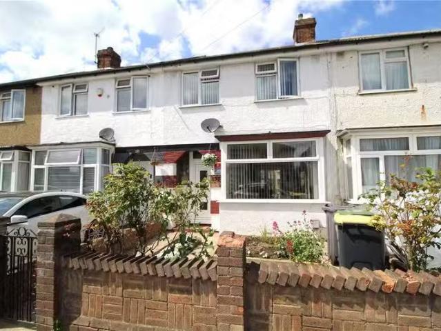 3 bedroom Mid Terrace House to rent, Oak Road, Bedford, MK42.