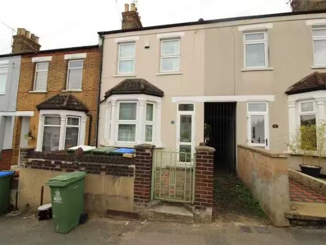3 bedroom Mid Terrace House to rent, Poplar Mount, Belvedere.