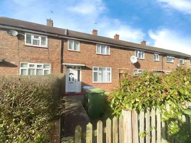 3 bedroom Mid Terrace House to rent, Restons Crescent, London.