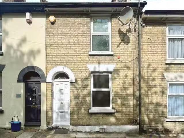 3 bedroom Mid Terrace House to rent, Scotts Terrace, Chatham.