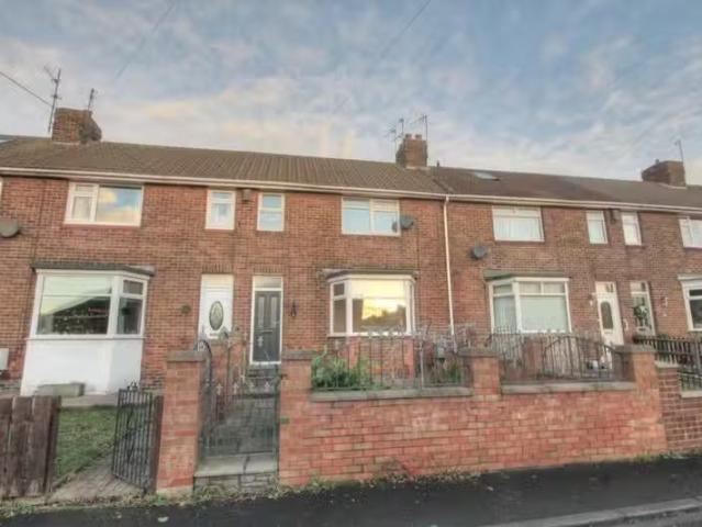 3 bedroom Mid Terrace House to rent, St. Johns Crescent, Bowbu.