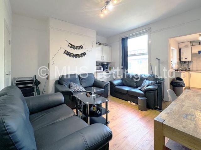 3 Bedroom Mid Terraced House for rent in Ash Road