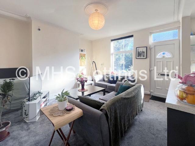 3 Bedroom Mid Terraced House for rent in Beechwood Grove