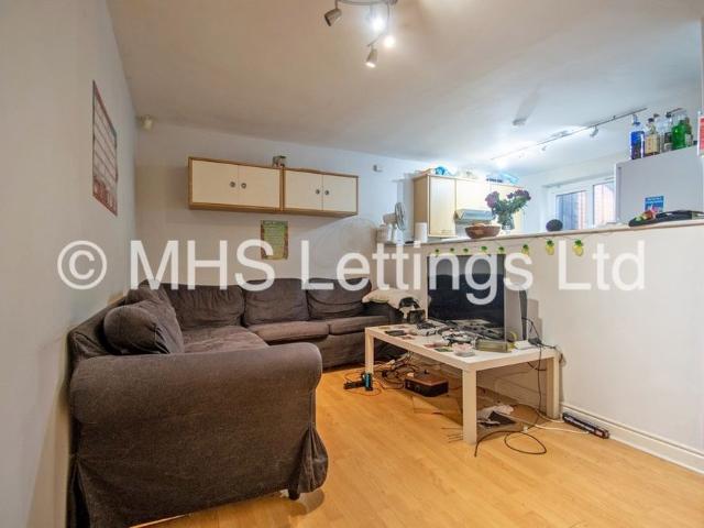 3 Bedroom Mid Terraced House for rent in Hyde Park Close