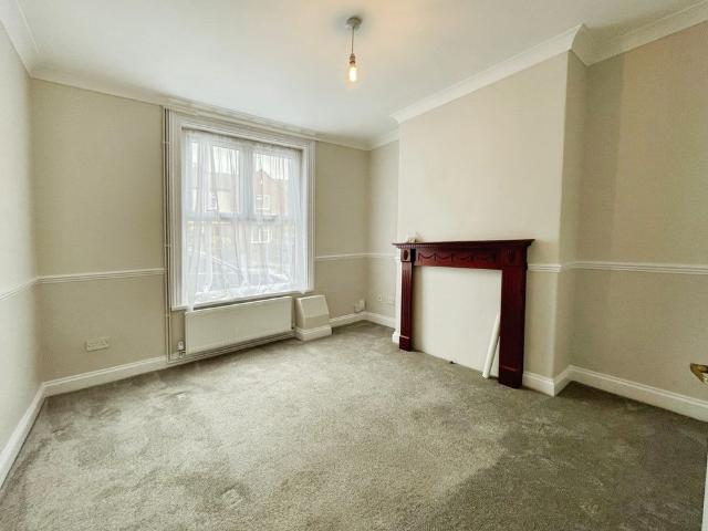 3 bedroom Mid Terraced House to let