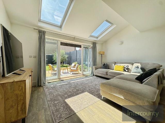 3 Bedroom Mid Terraced House To Rent