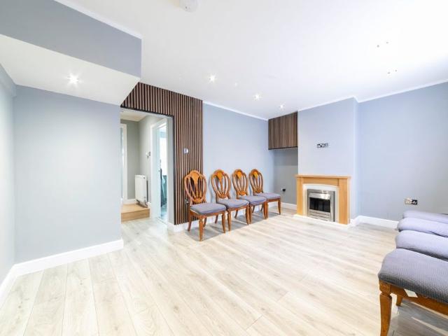 3 bedroom mid terraced house to rent