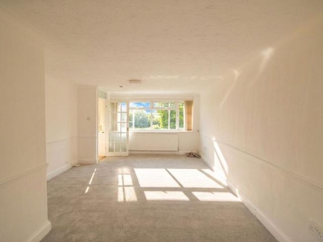 3 Bedroom Mid Terraced House To Rent